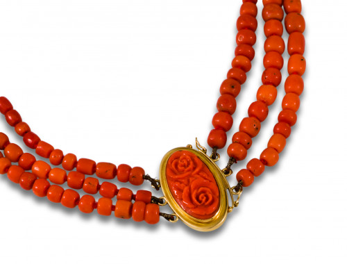 COLLAR ANTIGUO DE TRES HILOS DE CORAL, BROCHE DE ORO AMARILLO