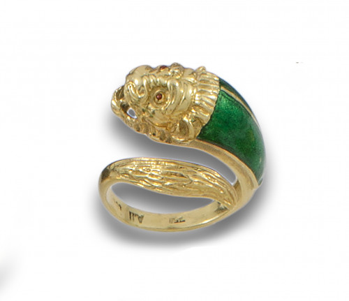 SORTIJA, AÑOS 70, DE ORO AMARILLO Y ESMALTE CABEZA DE LEÓN