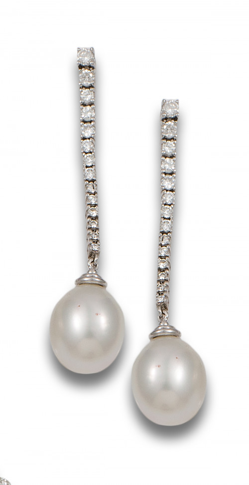 PENDIENTES LARGOS DE DIAMANTES Y PERLAS AUSTRALIANAS, EN ORO BLANCO