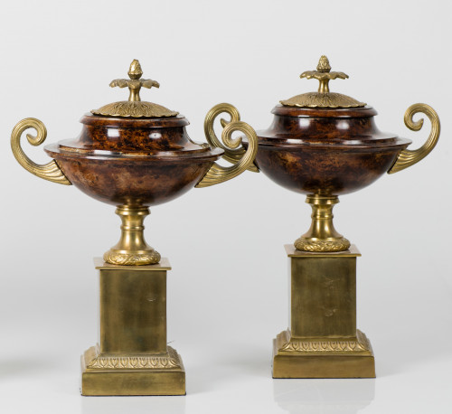 Pareja de copas decorativas de metal dorado y marmorizado, S. XX,