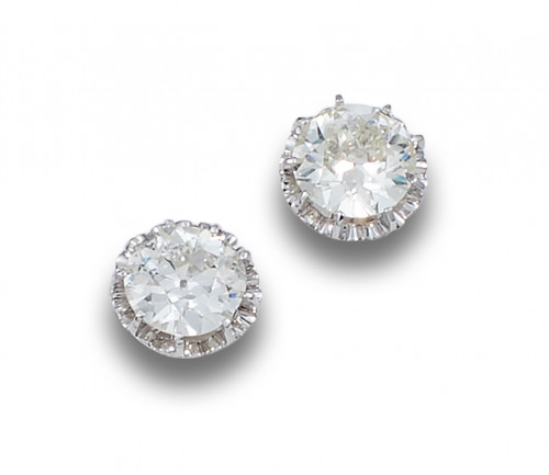 PENDIENTES DORMILONAS DE DIAMANTES, EN ORO BLANCO