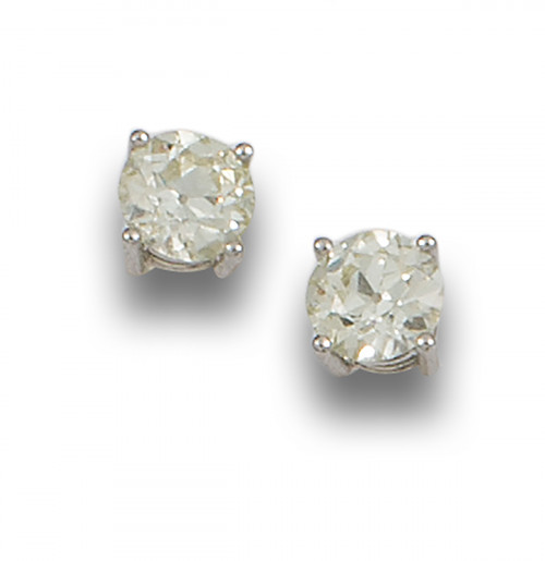 PENDIENTES DORMILONAS DE DIAMANTES, EN ORO BLANCO