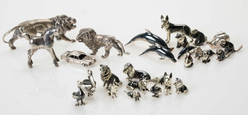 Lote de 25 animales de plata contrastada ley 800 y un coche ley 925, S. XX,