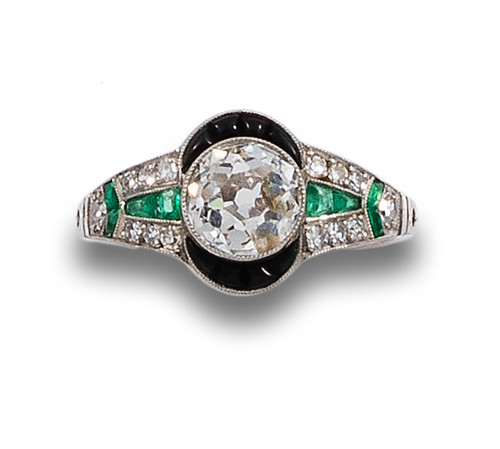 SORTIJA ESTILO ART DÉCO EN PLATINO CON DIAMANTES, ESMERALDAS Y ÓNIX