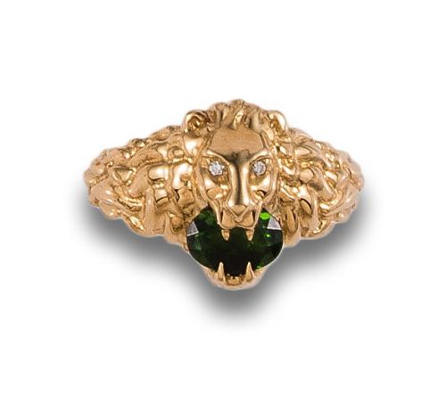 GUCCI LION HEAD RING WITH DIAMOND, CHROMODIOPSIDE, IN YELLOW GOLD