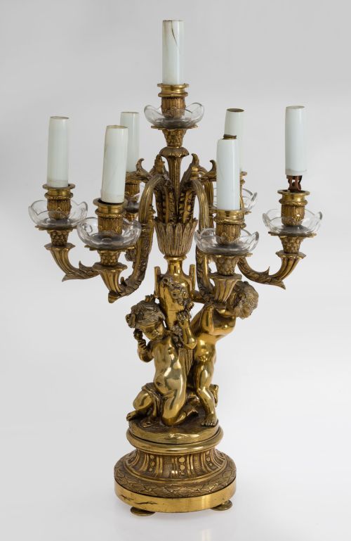 Chandelier-shaped lamp following models from the 19th and 20th centuries.,