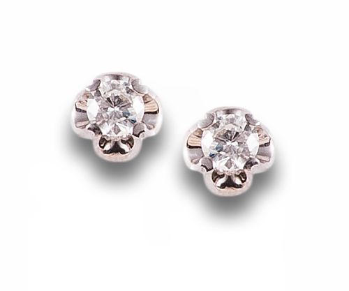 PENDIENTES DORMILONAS DE DIAMANTES, EN ORO BLANCO